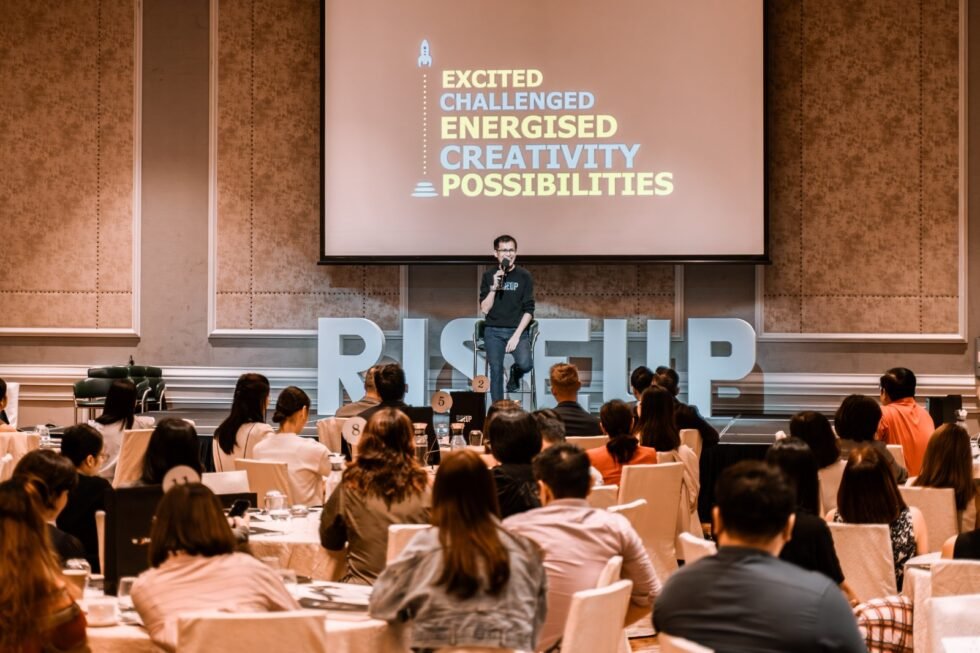 10 Proven Strategies to Motivate a Team and Boost Performance